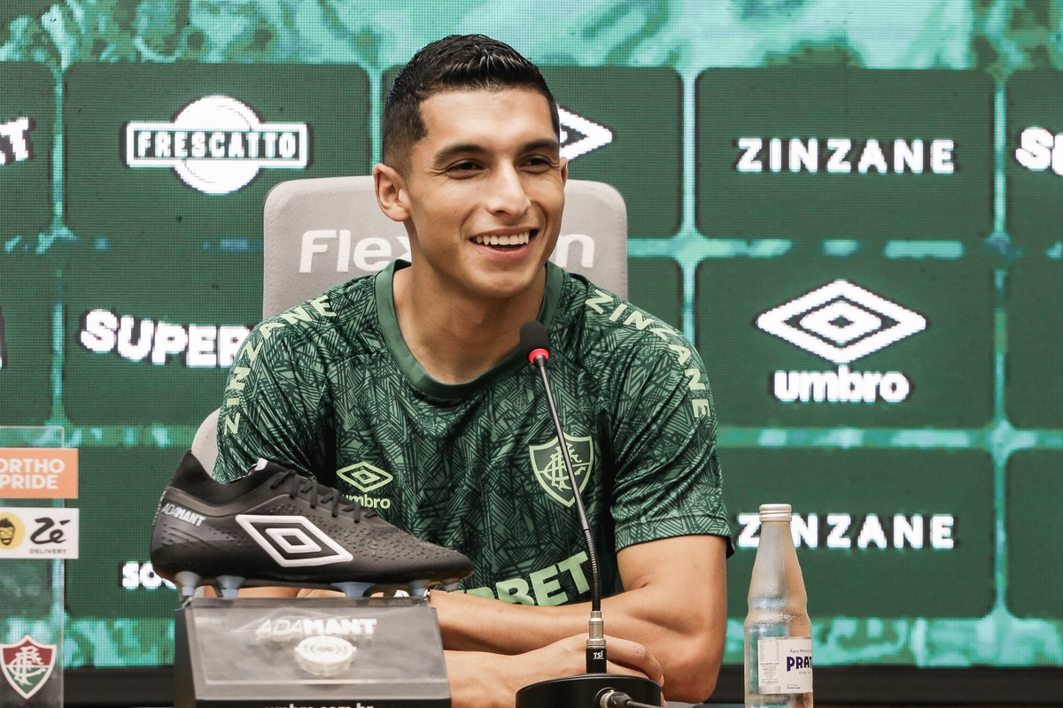 Após estreia com assistência pelo Fluminense, Serna mostra confiança e ...