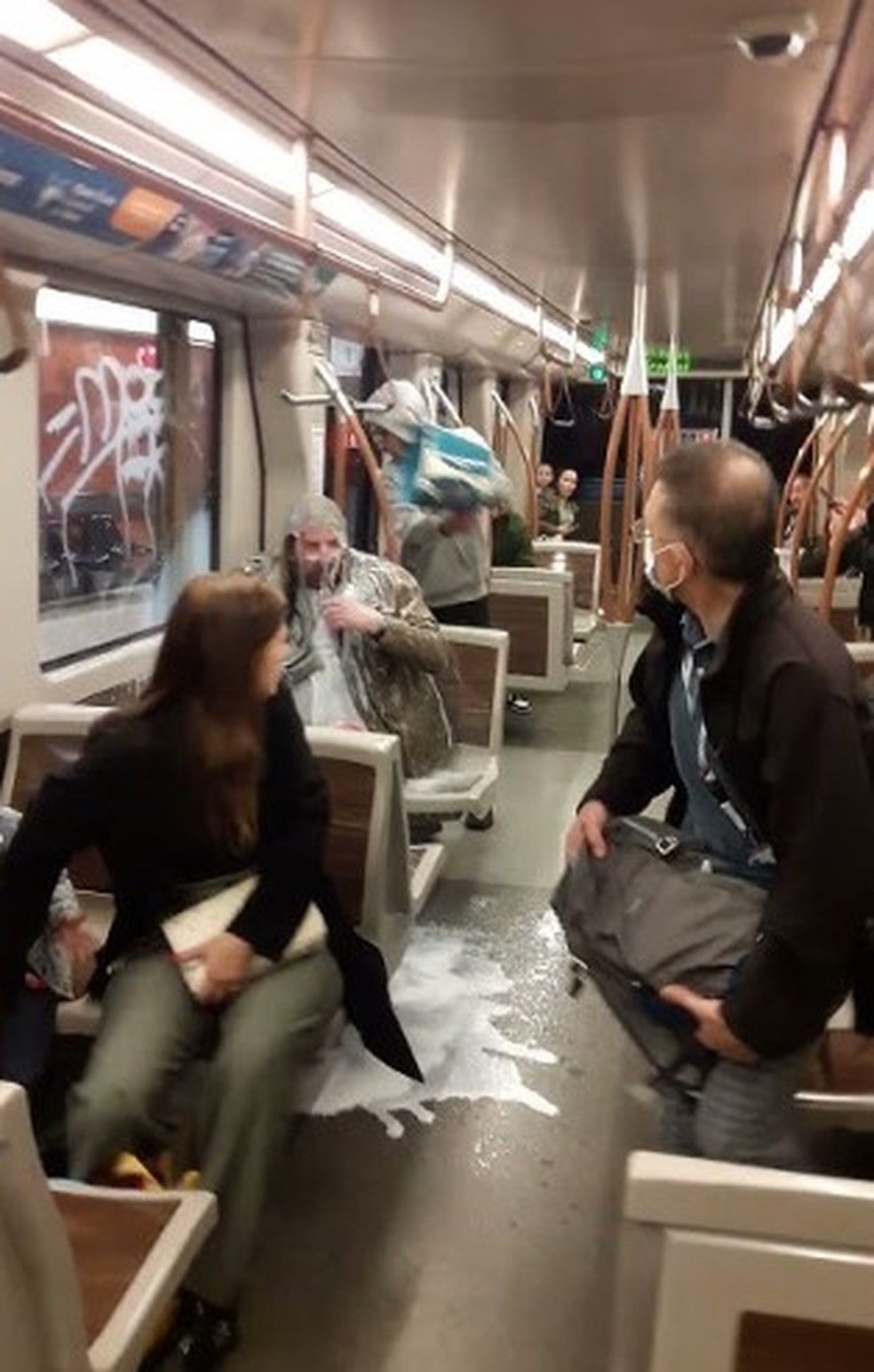 YouTuber é preso após despejar baldes com fezes, óleo e alimentos sobre ...