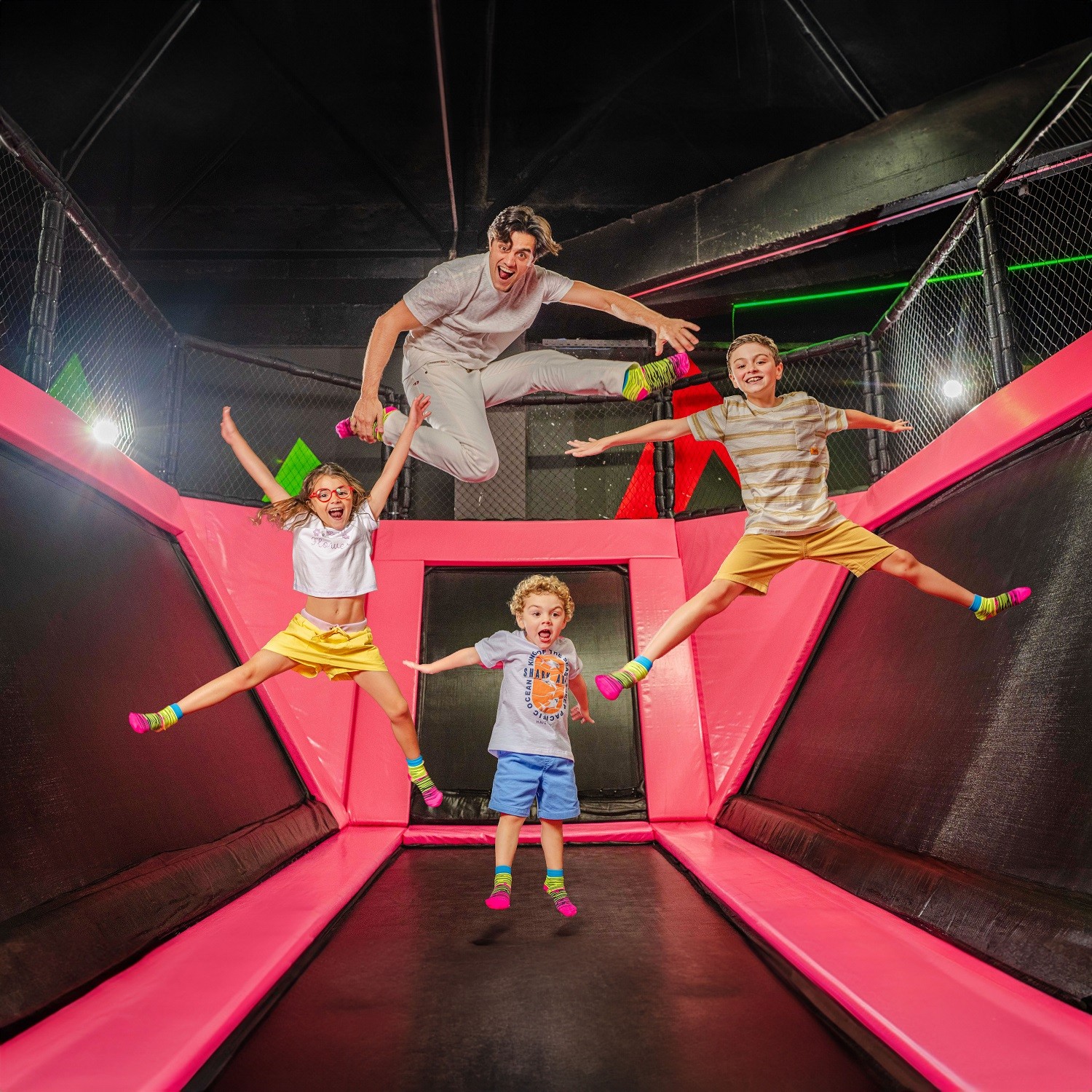 Felipe Simas se esbalda com os filhos em trampolins e reflete: 'Sou ...