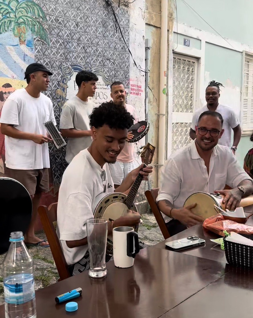 Solteiro, Diogo Nogueira toca com filho em roda de samba no Rio