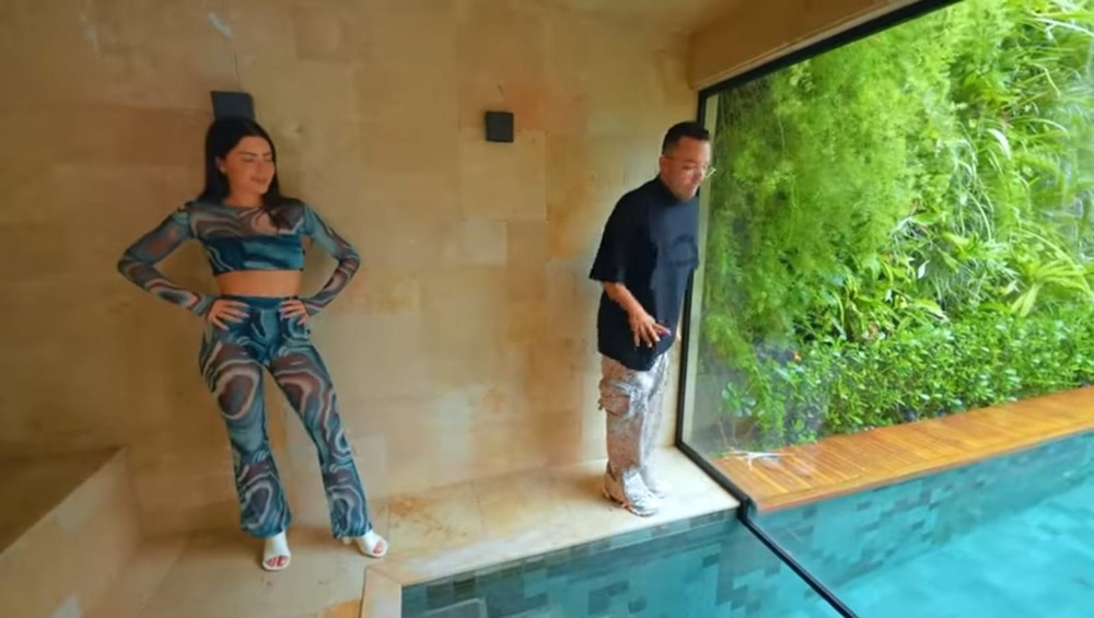 Mergulho na sauna, lago de carpas, elevador e cinema: a mansão de milhões de Jade Picon no Rio