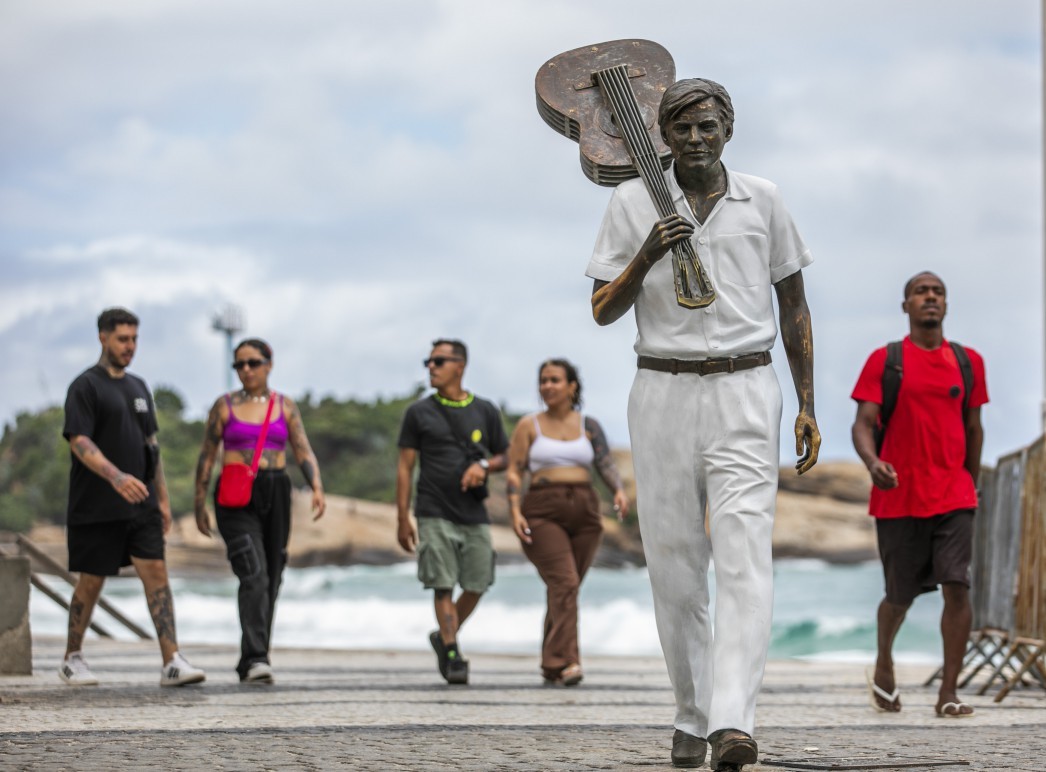 Escultura de Tom Jobim, em Ipanema, passa por restauração e ganha ...