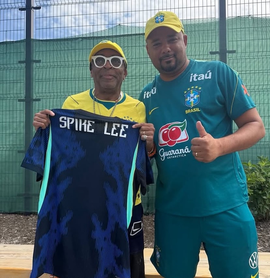 Presente em treino da seleção brasileira, Spike Lee ganha camisa ...