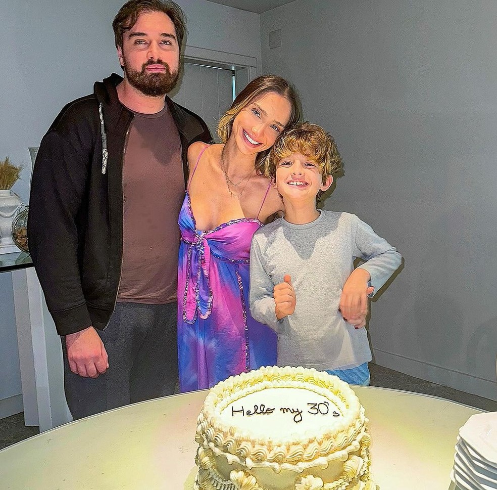 Em rara aparição, Olin Batista posa com namorada no aniversário dela