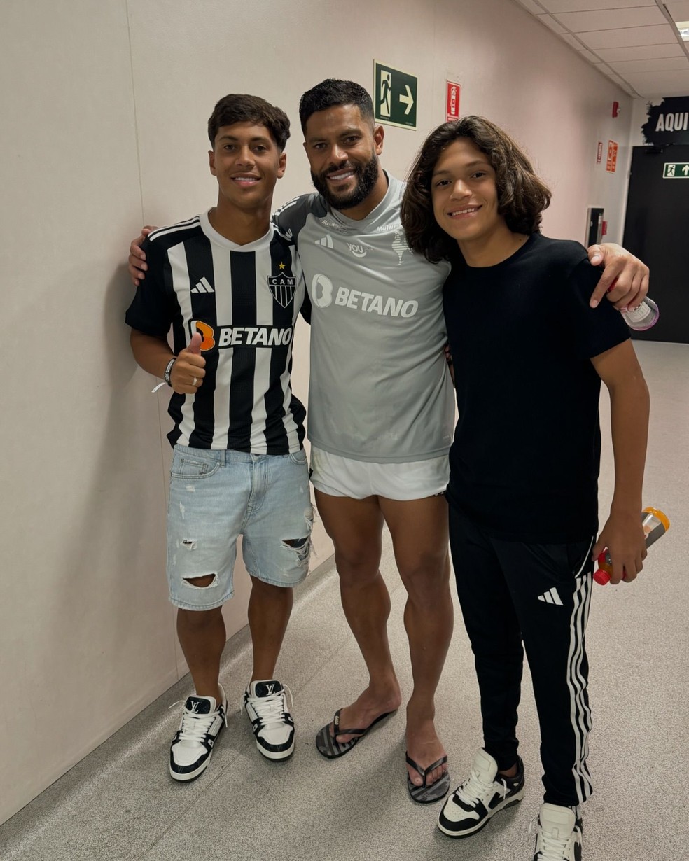 Filhos de jogadores seguem legado dos pais e fecham contratos com ...