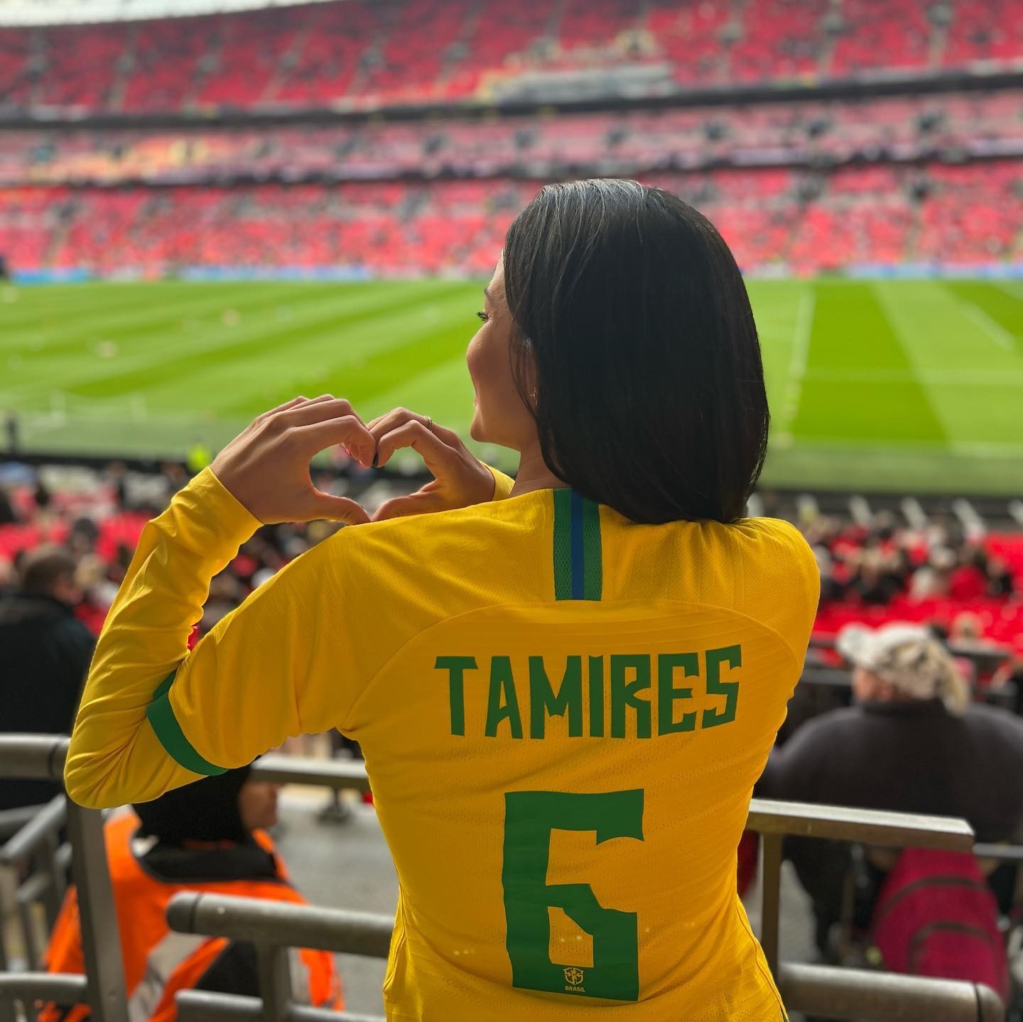 Convocada para a Copa, Tamires Dias vive história de amor com a cantora ...
