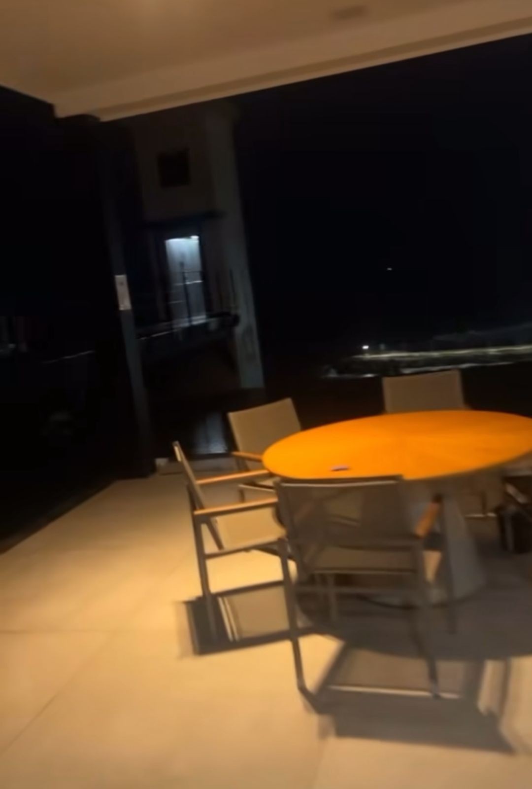 MC Oruam comemora sucesso de música em mansão com vista para o mar ...