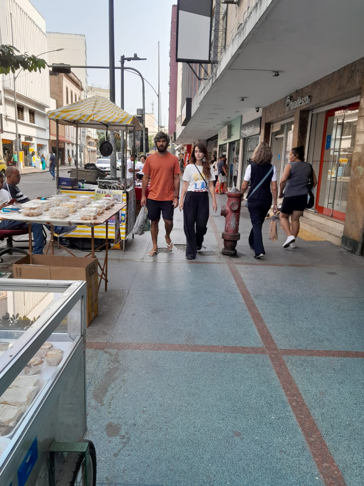 Ex de Deborah Secco, Hugo Moura e nova namorada passeiam juntos, no Rio