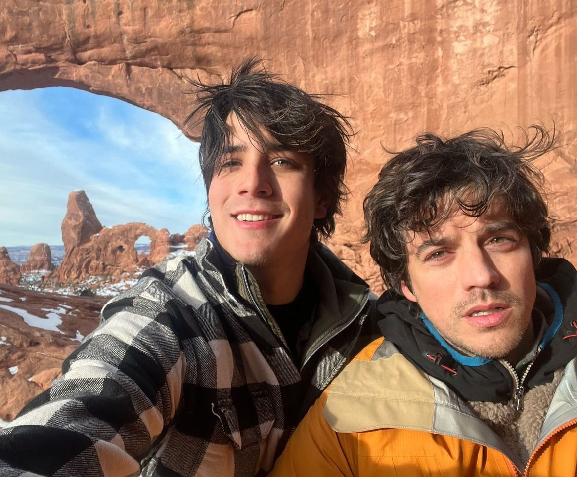 Irmão de Luciano Huck e marido lançam projeto musical nos EUA
