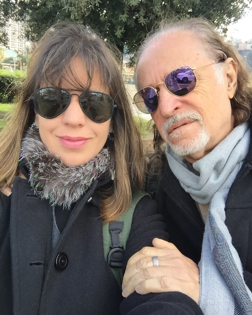 Alceu Valença beija a esposa, Yanê, em bastidor de show no Rio: casal ...
