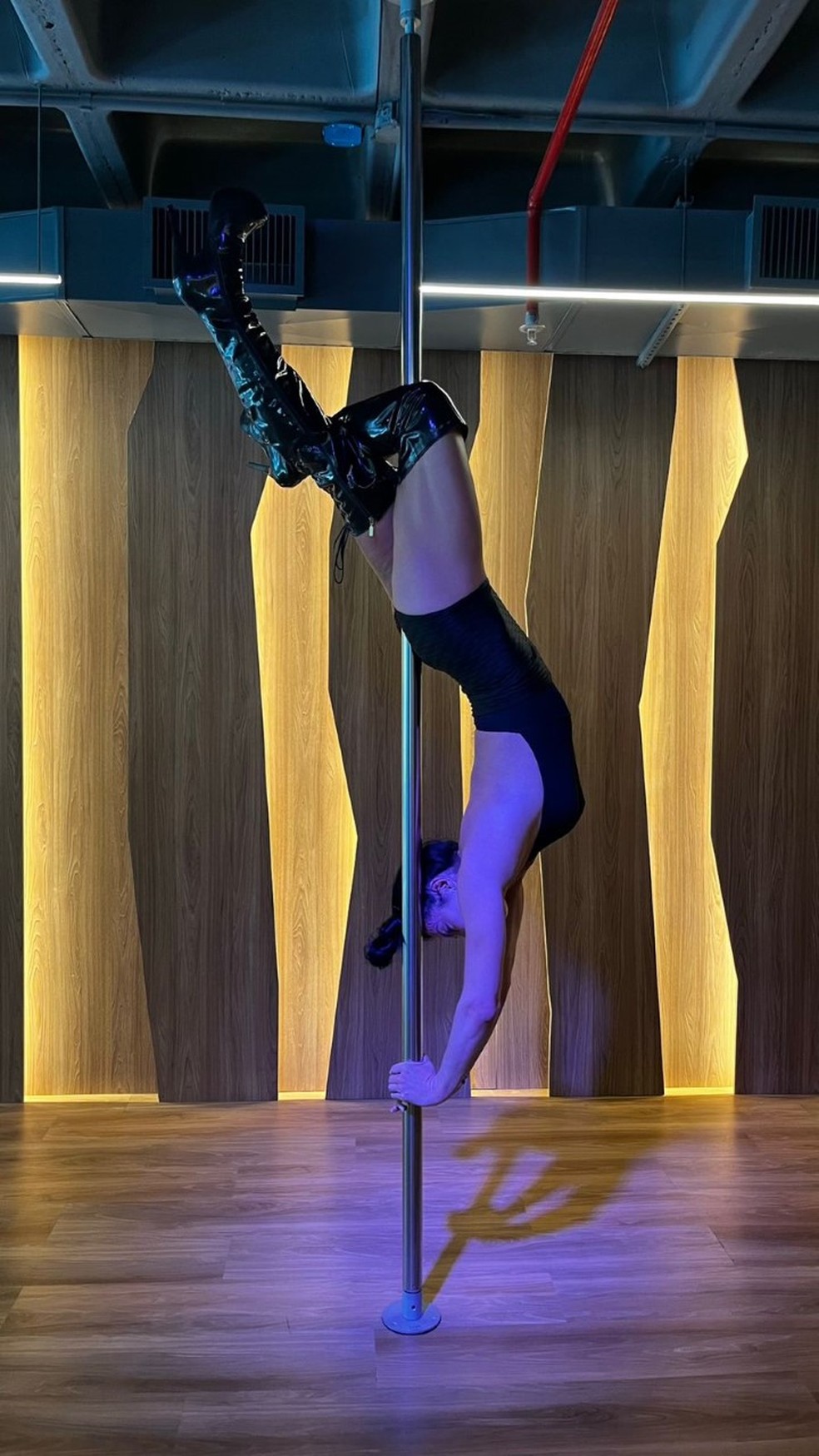 Após 20 anos, mãe do filho de Ronaldo volta ao pole dance aos 41 para ...
