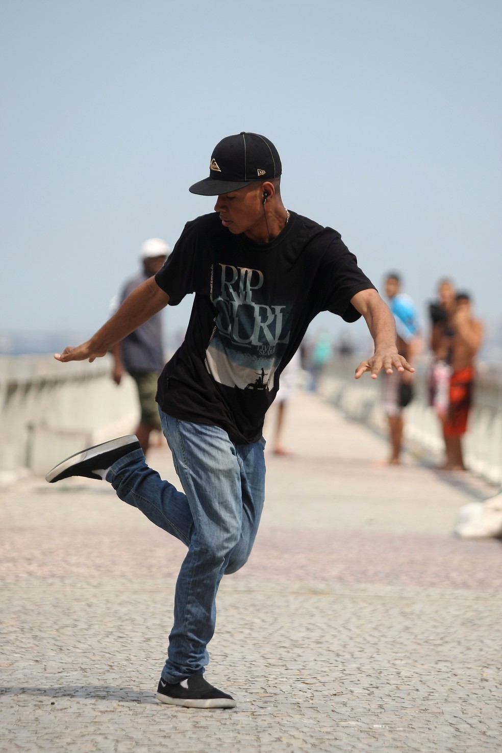 Em novo clipe, L7NNON homenageia o 'Rei do Passinho', brutalmente assassinado em 2012