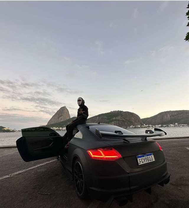 MC Oruam comemora sucesso de música em mansão com vista para o mar ...