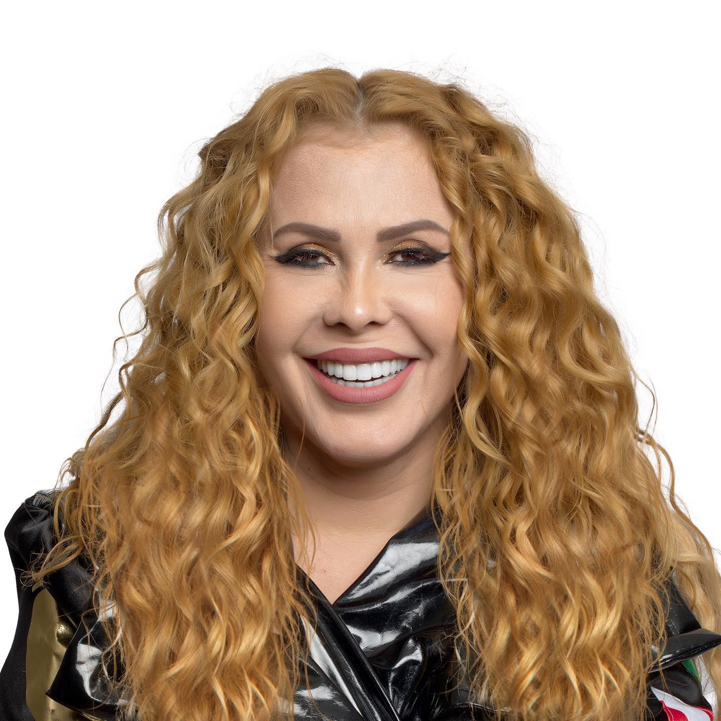 Fã invade palco de Joelma durante show e assusta cantora; vídeo