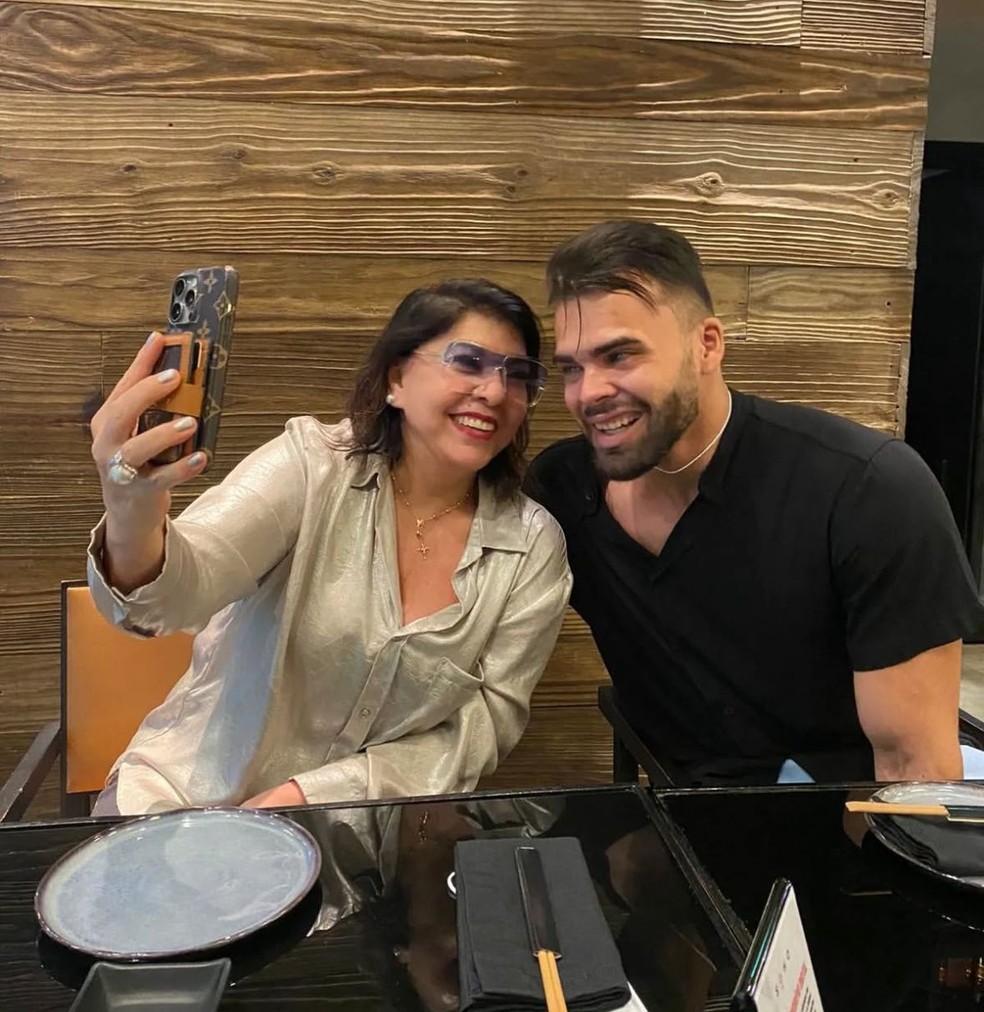 Segurança de 24 anos revela como começou romance com Roberta Miranda e ...