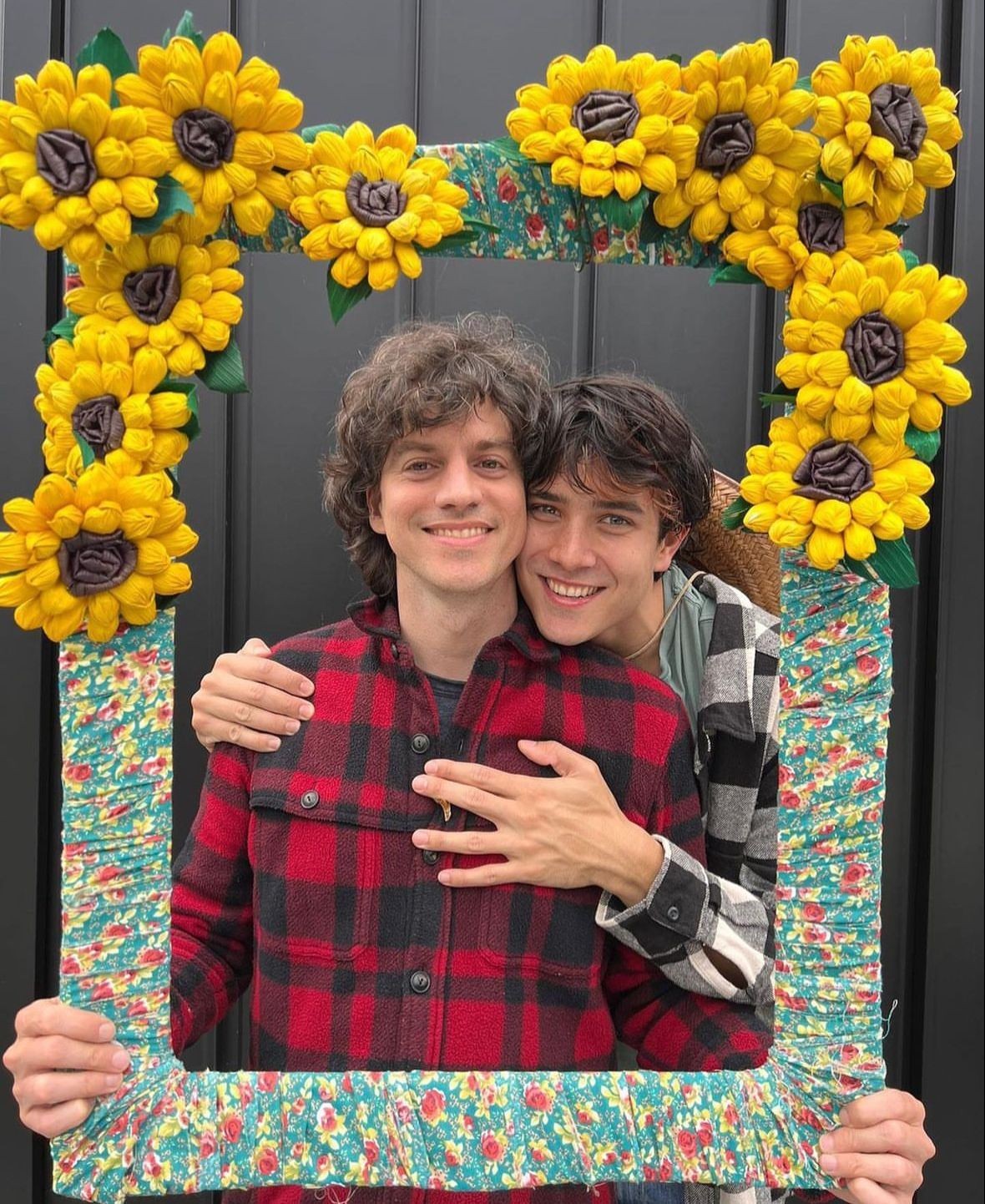 Irmão de Luciano Huck e marido lançam projeto musical nos EUA