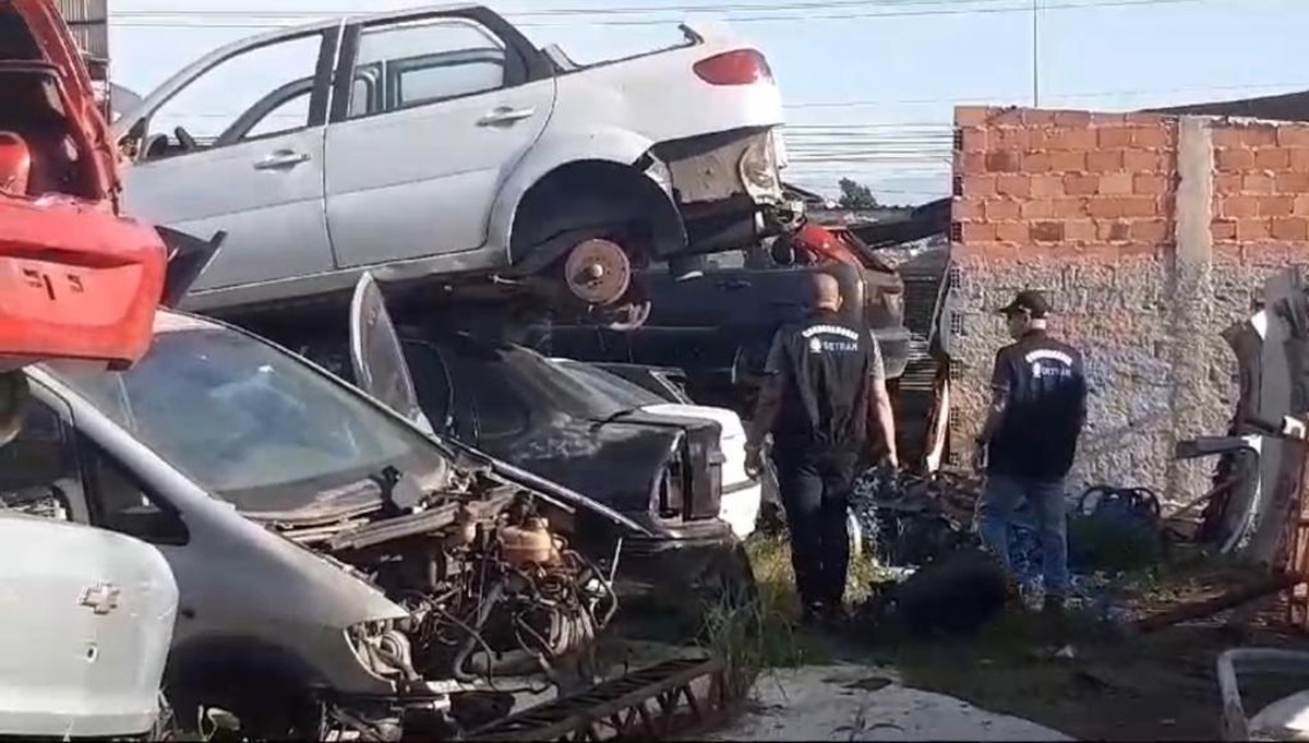 Operação de força-tarefa apreende carros roubados em ferros-velhos, em ...