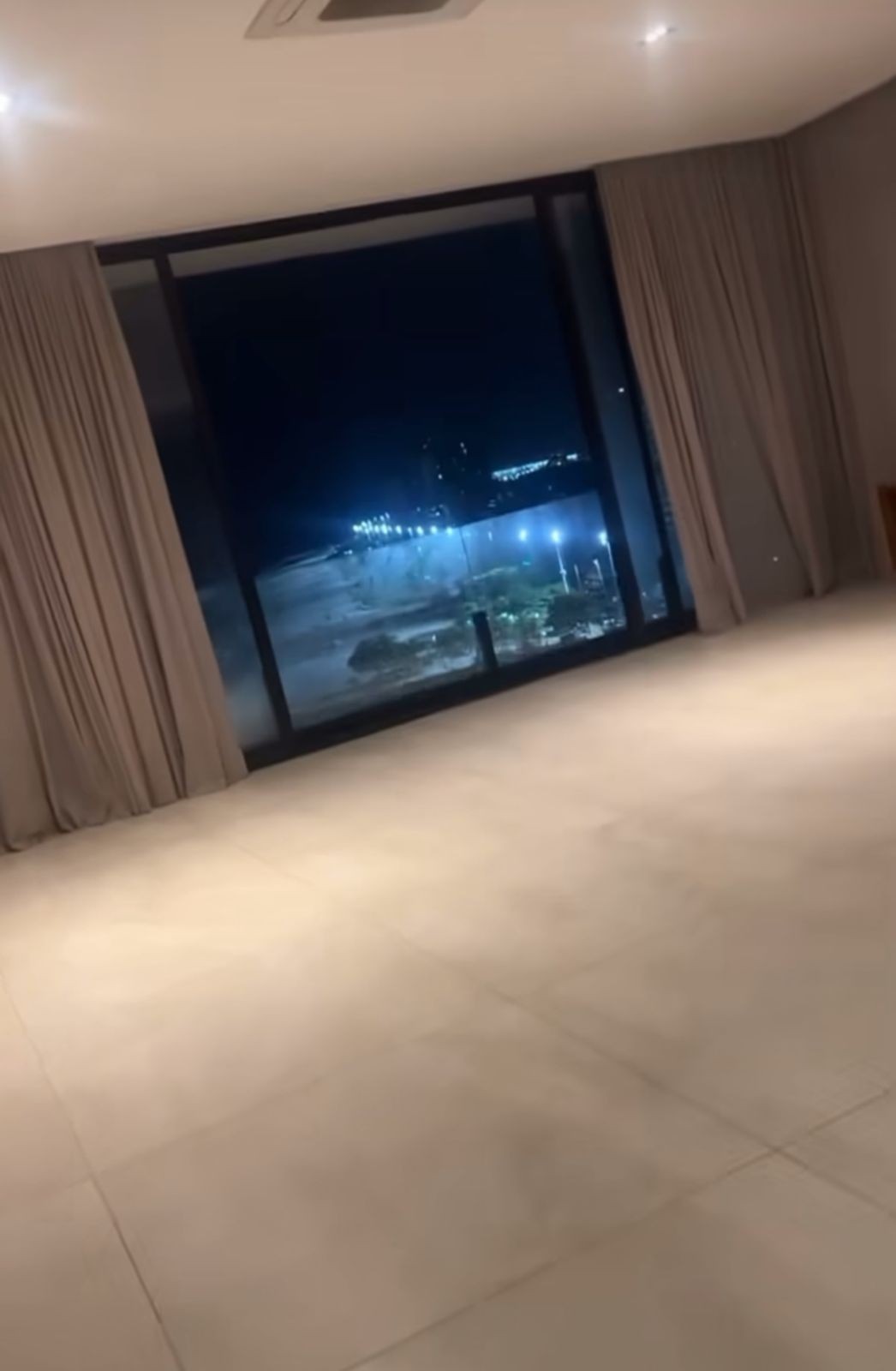MC Oruam comemora sucesso de música em mansão com vista para o mar ...