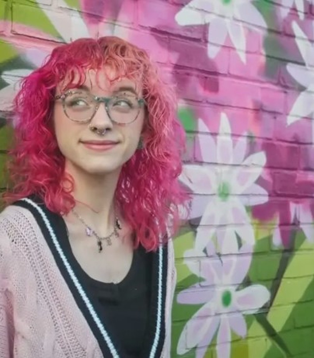 Fã de banda de punk rock sofre paralisia após vocalista pular sobre a ...