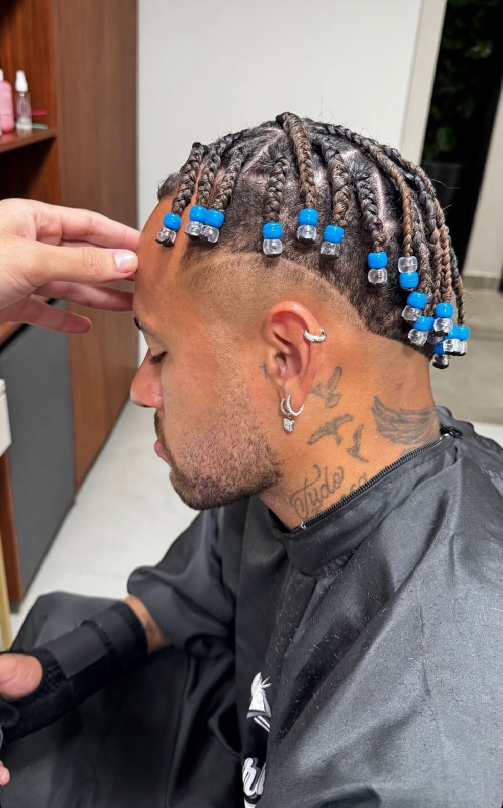 Neymar renova as tranças e exibe novo visual