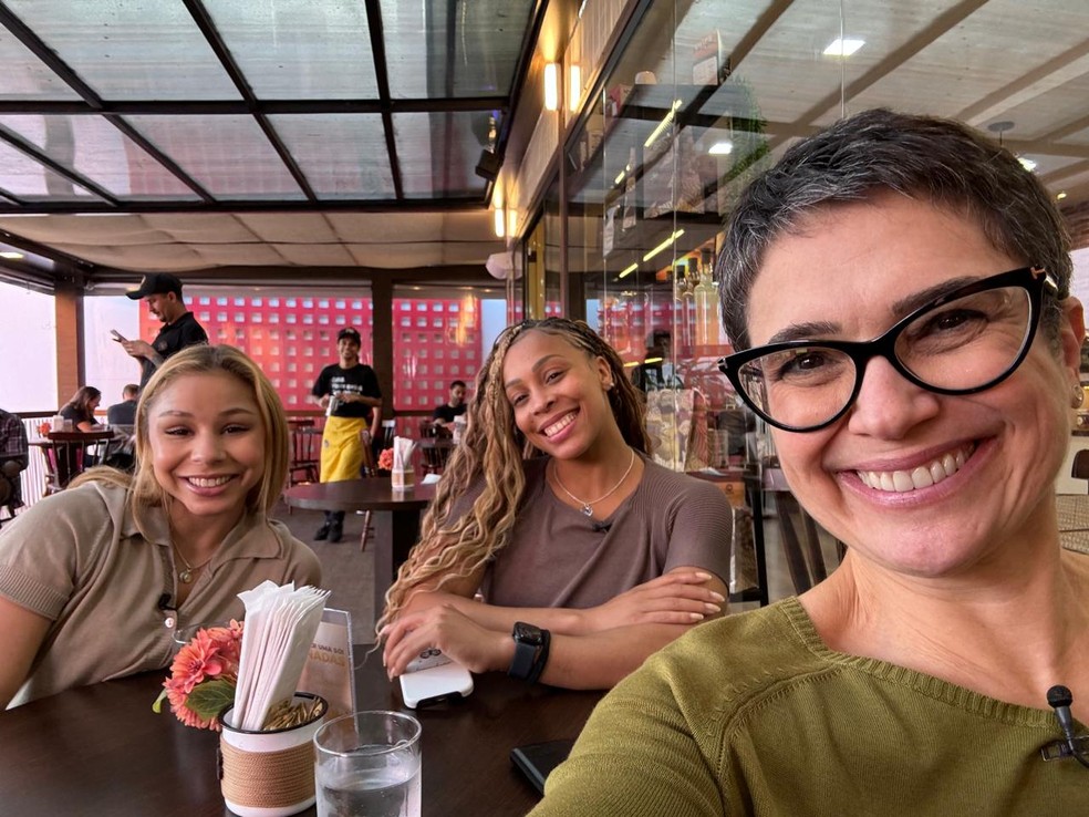 Sandra Annemberg presenteia Rebecca Andrade com tricô feito por ela nos ...