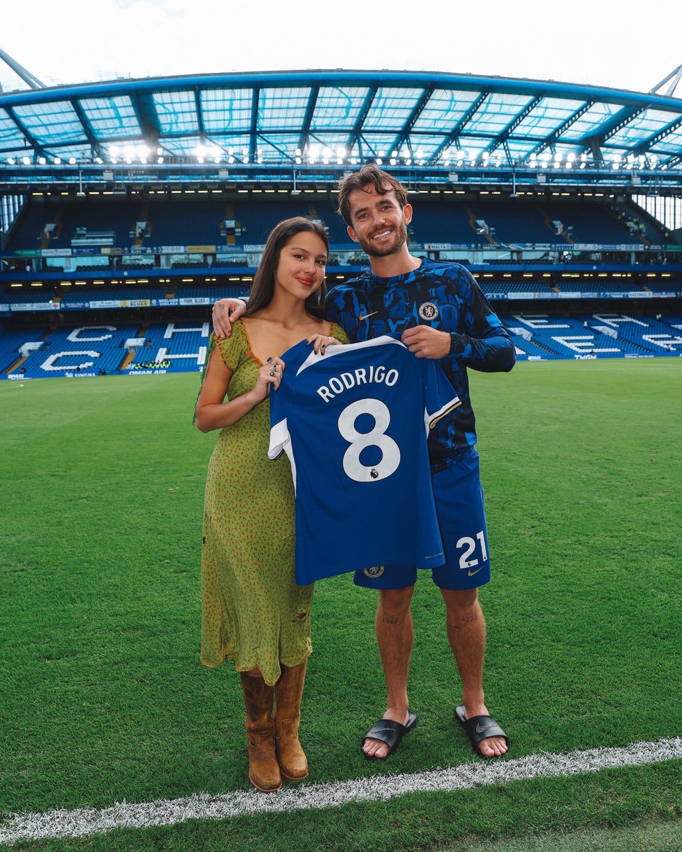 Olivia Rodrigo, estrela do pop mundial, vai ao Stamford Bridge e torce pelo Chelsea contra o ...