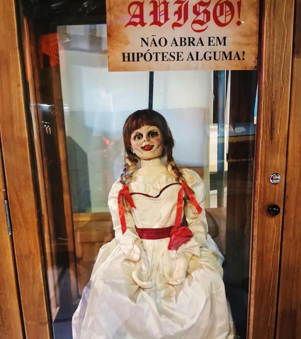 Investigador paranormal morre durante turnê com Annabelle, famosa ...