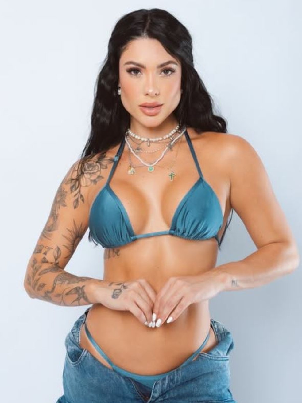 Namorada de Belo, Rayane Figliuzzi perde posto de musa da Vila Isabel após episódio de racismo