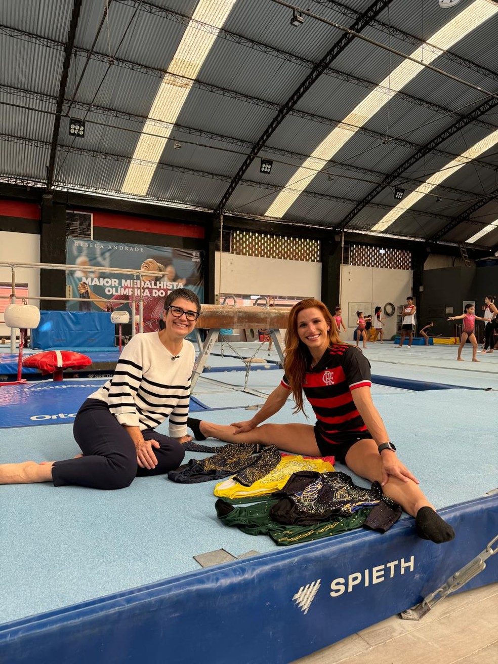 Sandra Annemberg presenteia Rebecca Andrade com tricô feito por ela nos ...