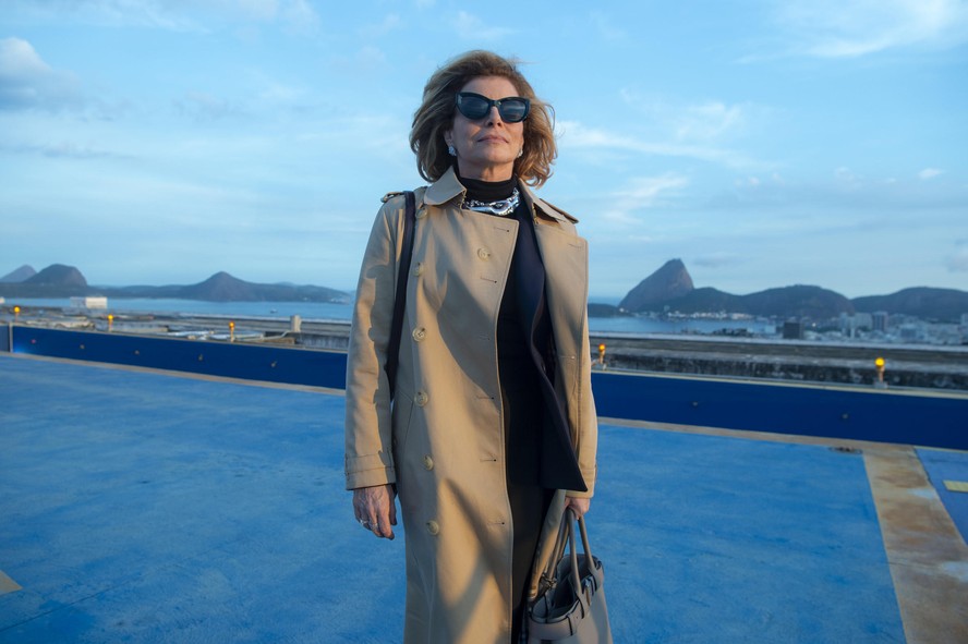 Em ‘Vale tudo’, Odete pega o buquê no casamento de Maria de Fátima e Afonso