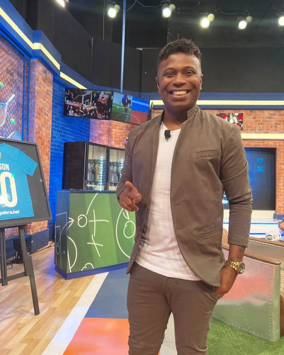 Edilson Capetinha atende o big fone no 'BBB 26' e bate-boca com Milena ...