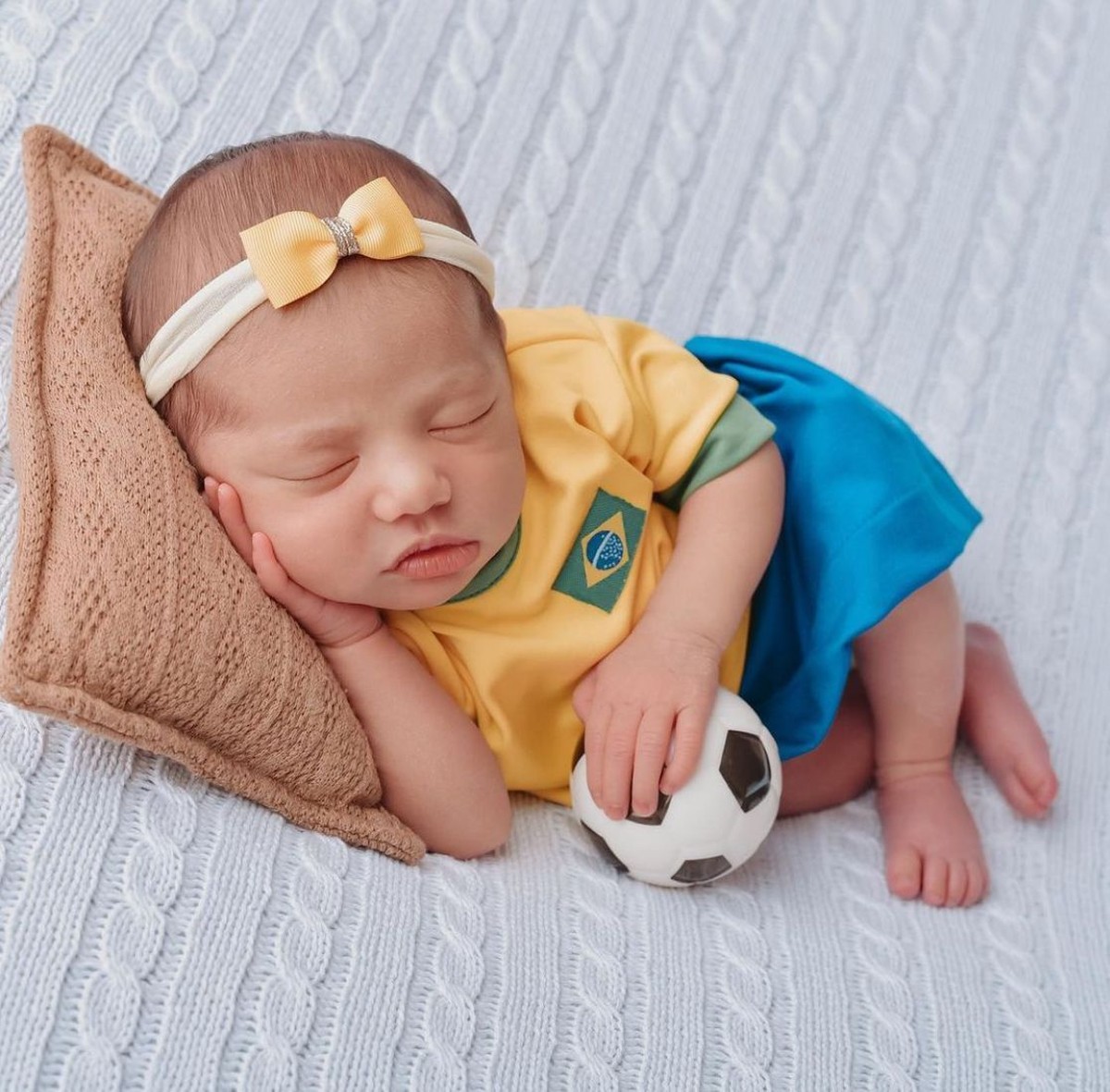 Filha de Neymar, Mavie faz ensaio com uniforme da seleção brasileira