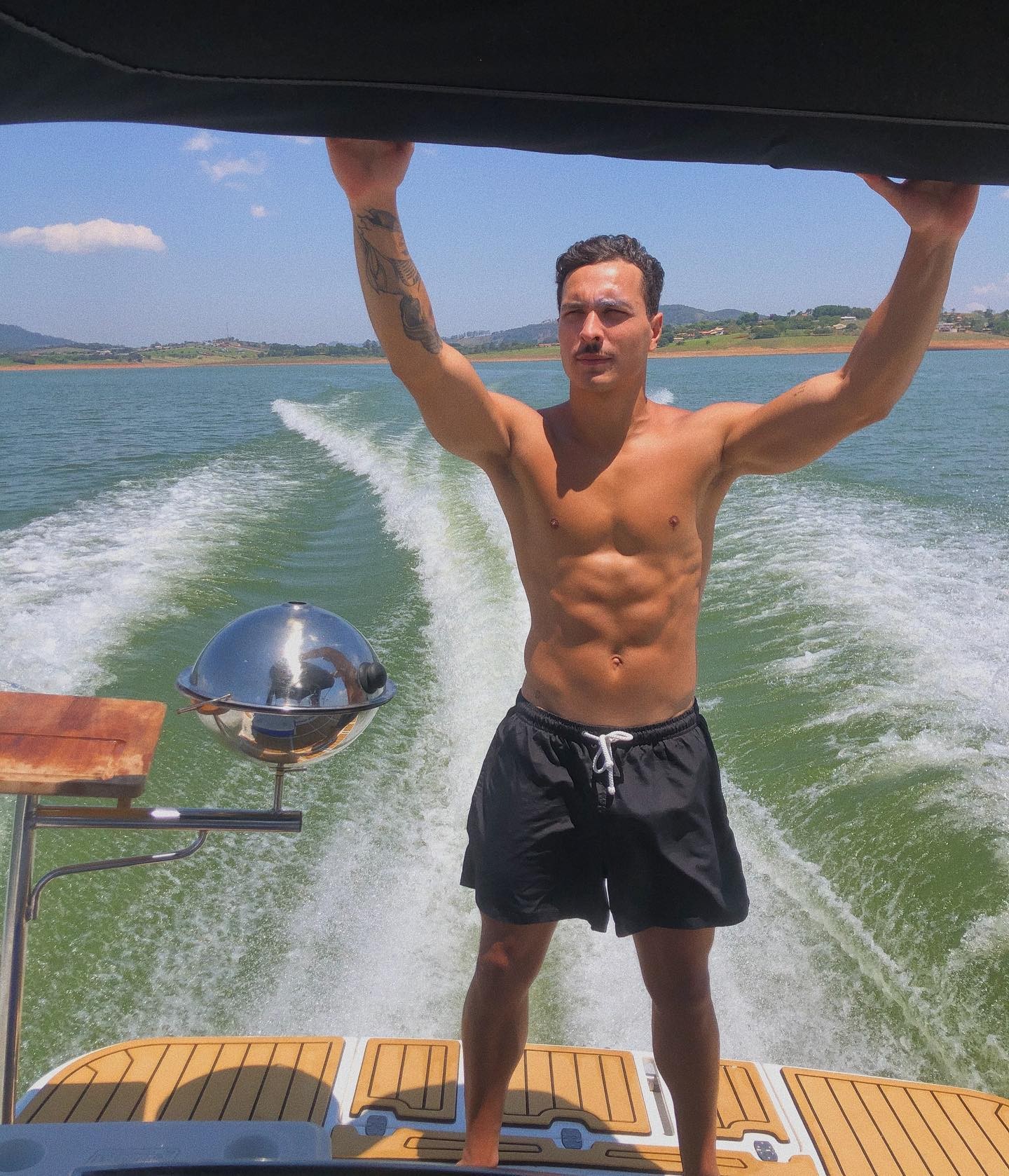 É ele! Alane viveu romance com cantor paulista de 30 anos antes de ...