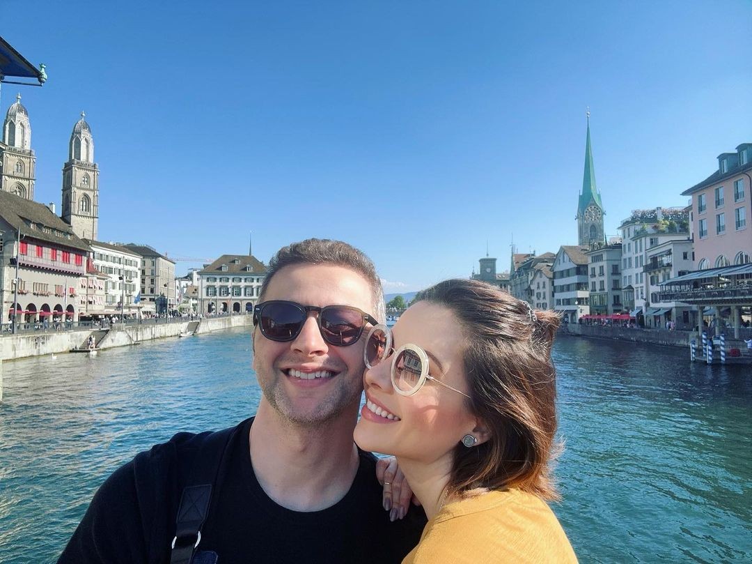 Sandy com novo namorado e Lucas Lima com amigas assistem a mesmo show em SP