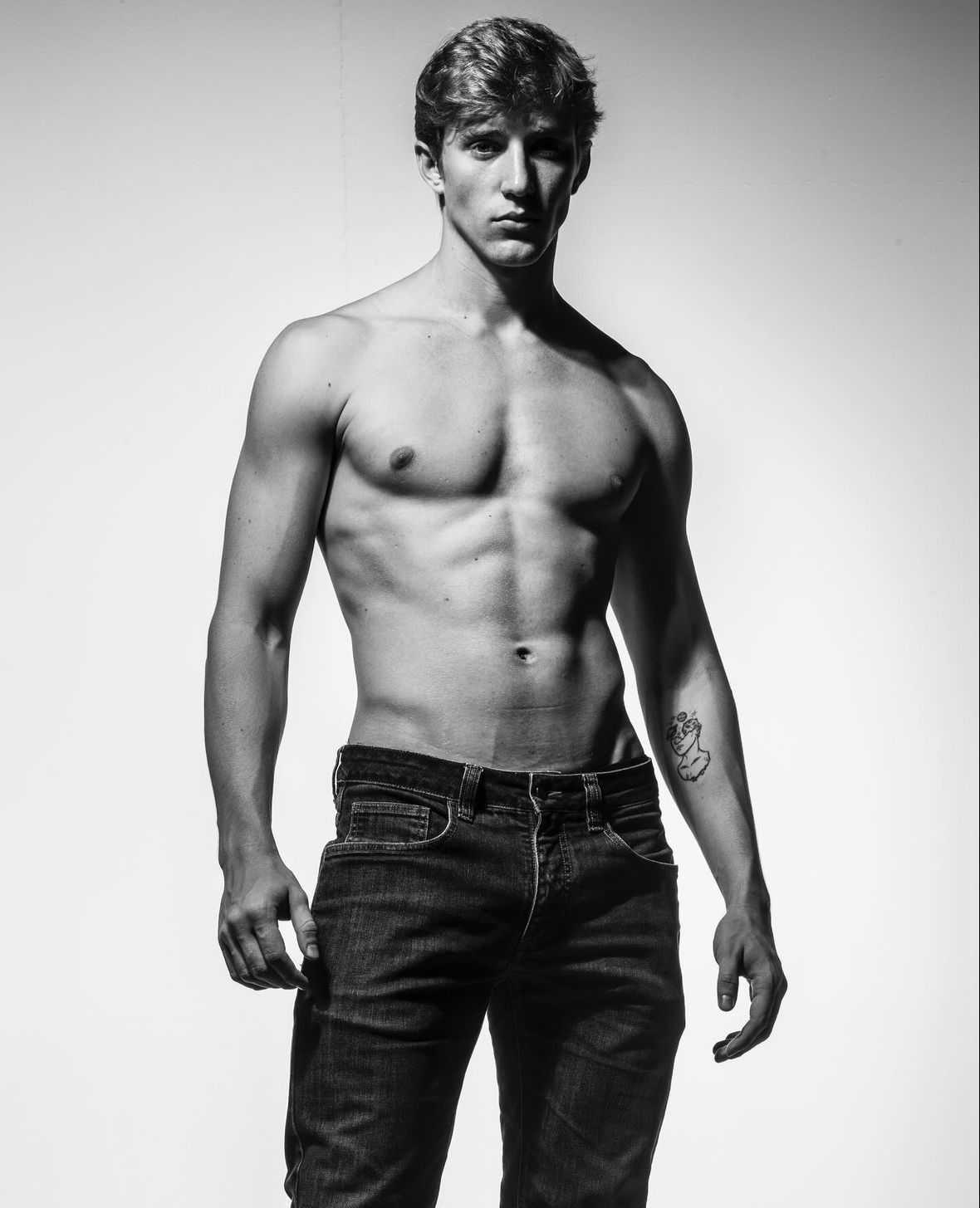 Aos 60 anos, ator de novelas revela namoro com modelo de 19: 'Meu amor'