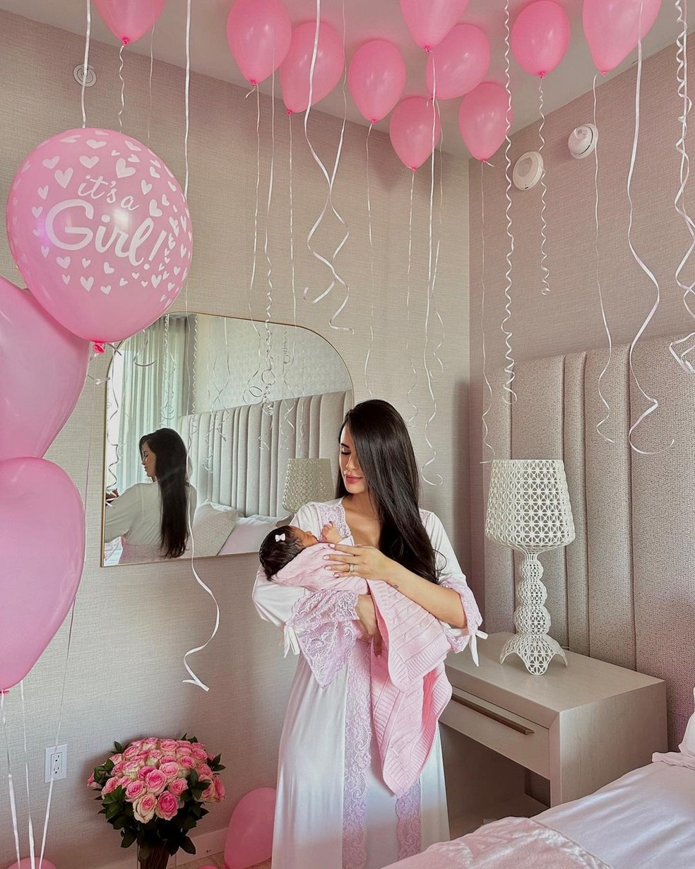 Douglas Costa, do Fluminense, e mulher comemoram primeiro mês da filha ...