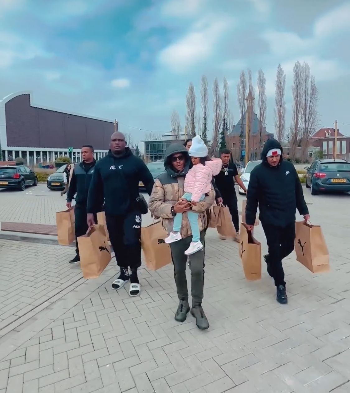 BMW, viagens, ouro e mansão: preso, MC Poze leva vida de luxo e ostentação