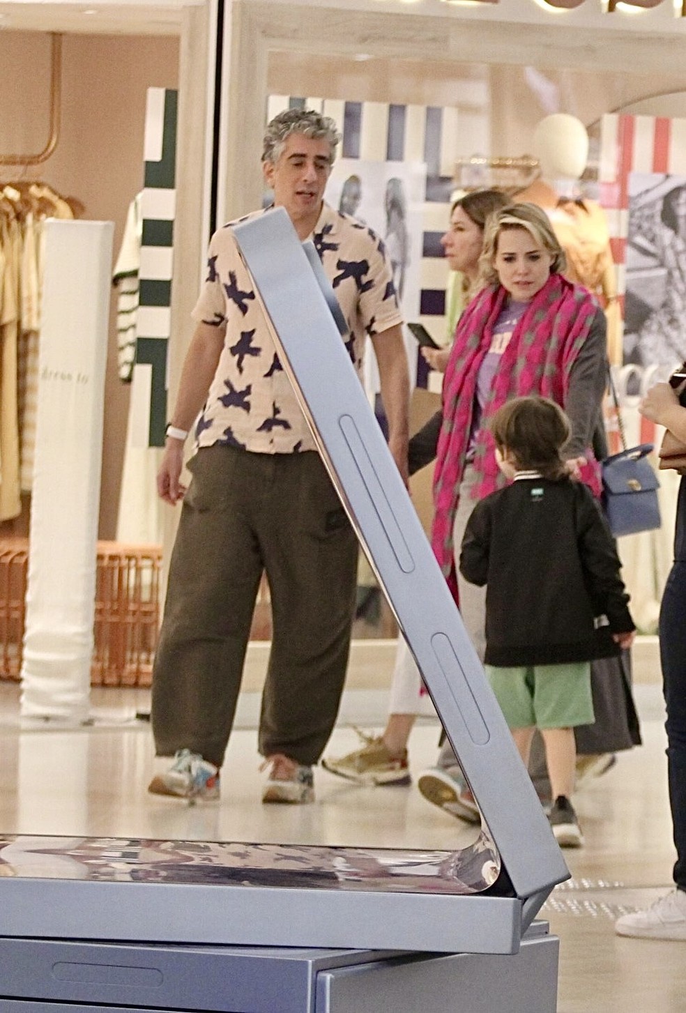 Leticia Colin e Michel Melamed passeiam de mãos dadas em shopping após ...