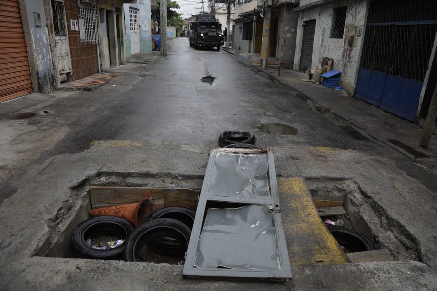 Traficantes do Complexo de Israel fazem valas no chão como barricadas e ...