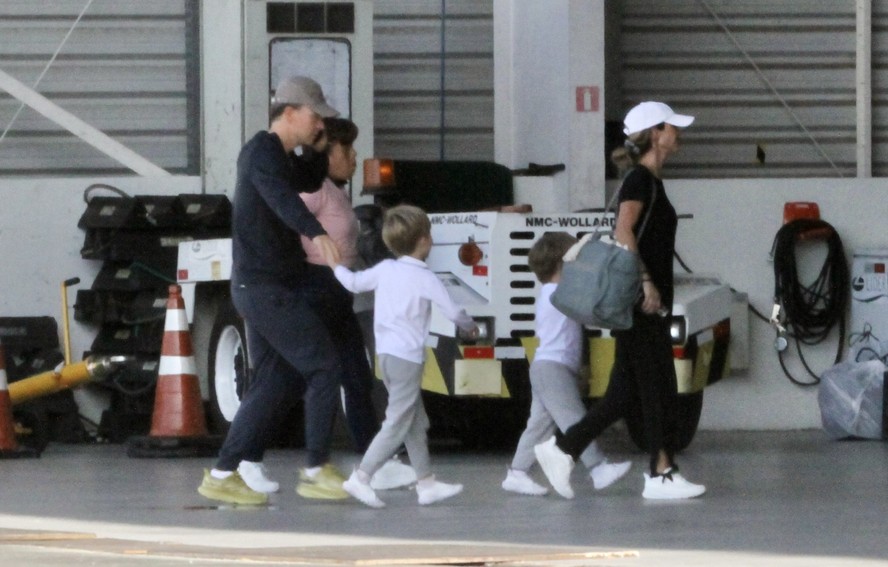 Anahi desembarca no Rio com filhos e marido para shows do RBD no Brasil