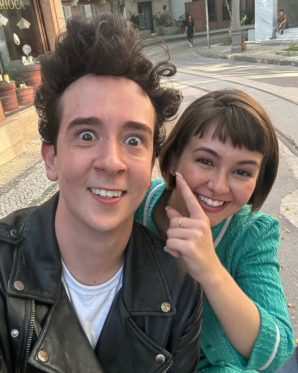 Assim como seu personagem Topete, criado sem mãe em 'Garota do momento ...