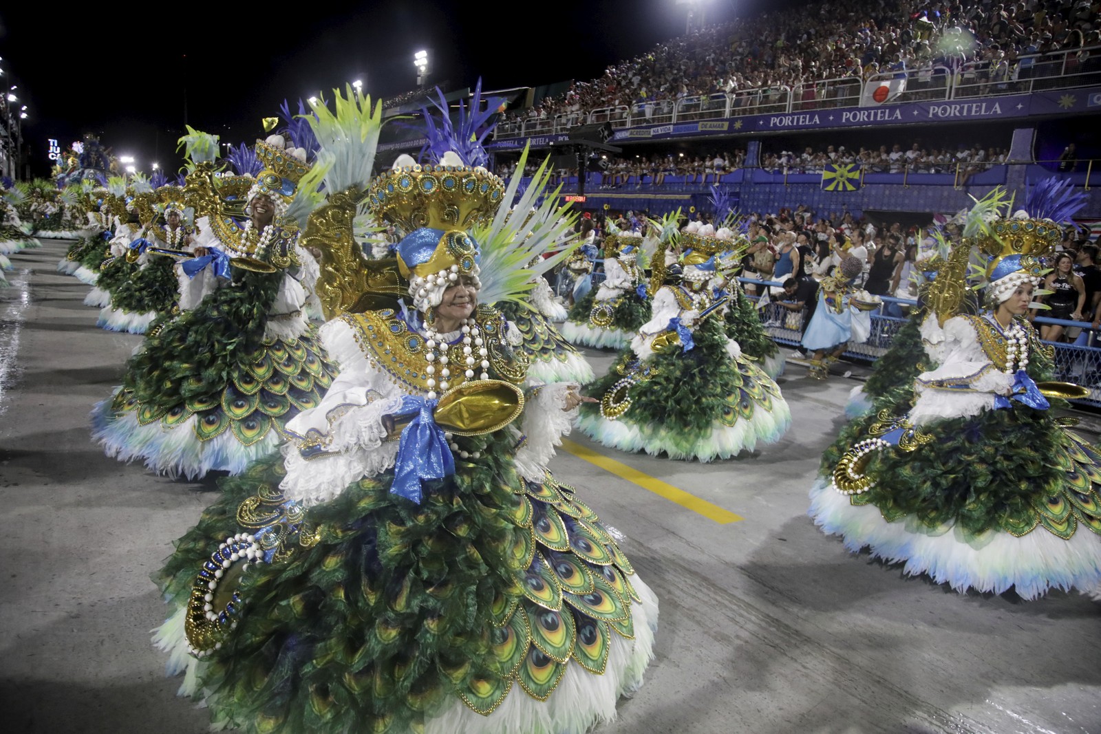 'Mesmo com tamanha falta de consideração, saio de cabeça erguida', diz ...