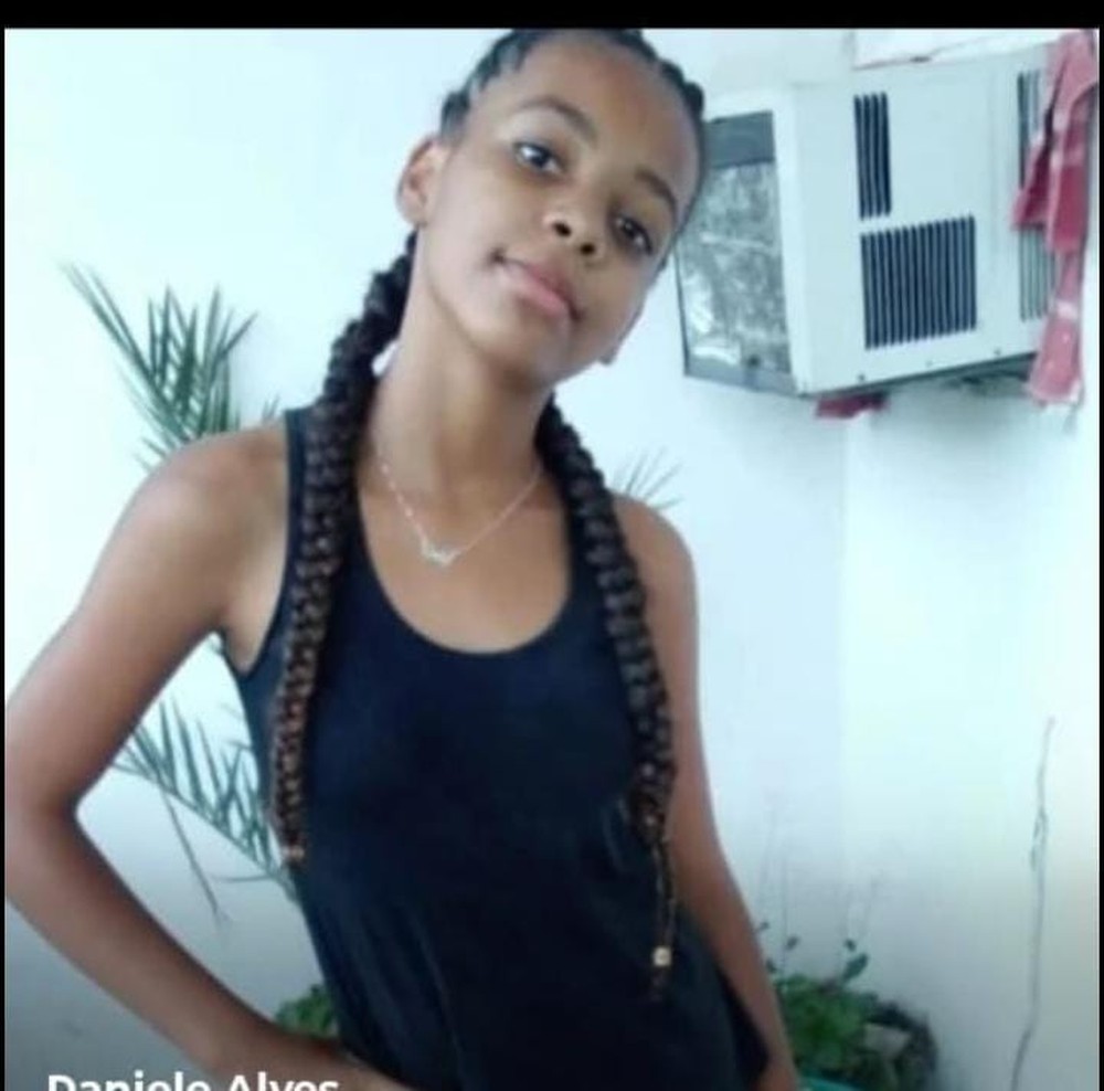 Jovem atropelada e morta por carro oficial: amigo deposita rosa onde acidente aconteceu