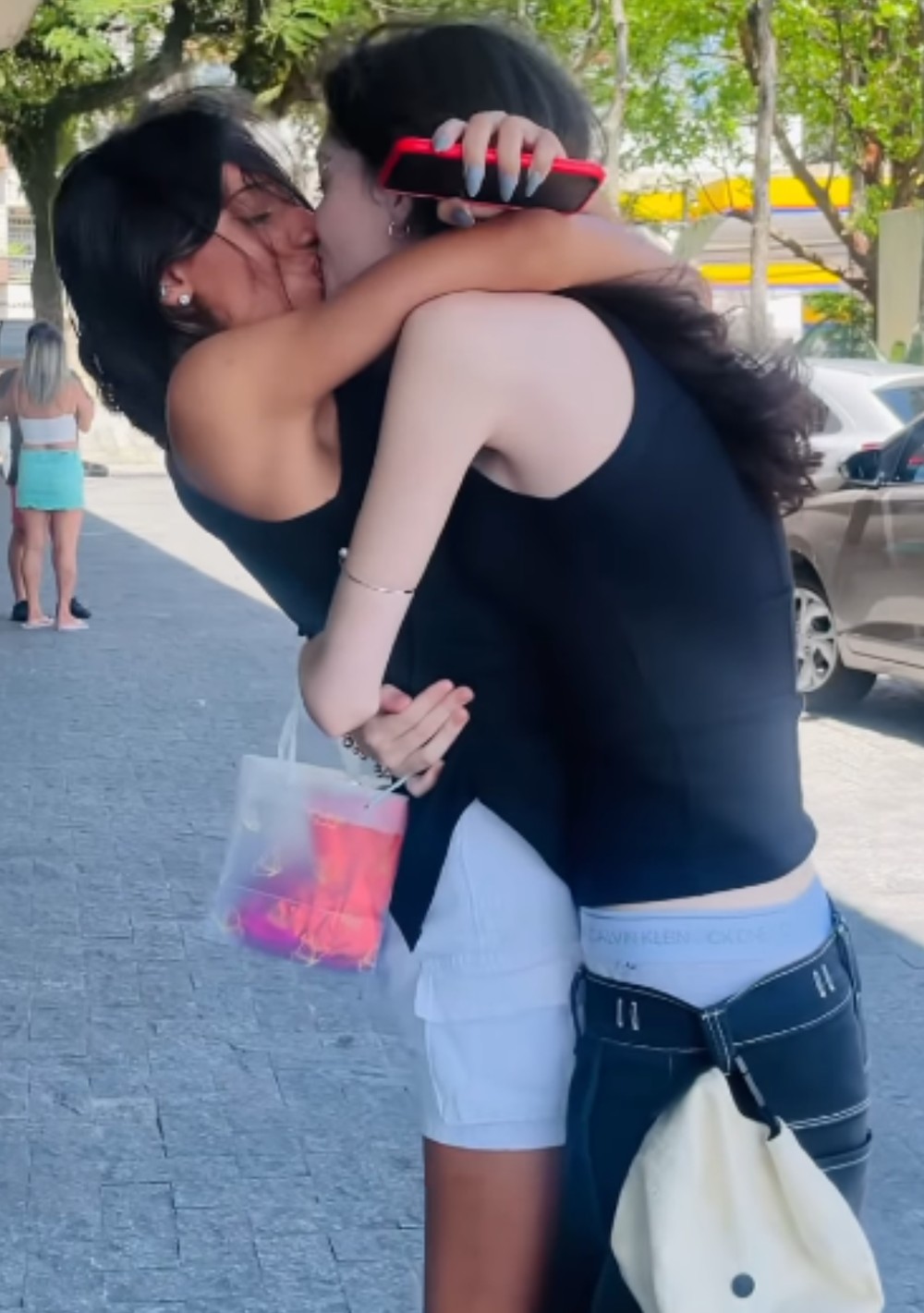 Voz de 'Movimento da sanfoninha', prima de Anitta dá beijão em namorada influenciadora