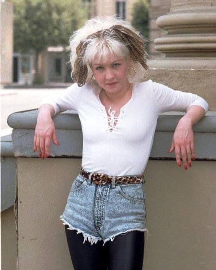 Nos 70 anos de Cyndi Lauper, relembre diferentes visuais e hits da artista