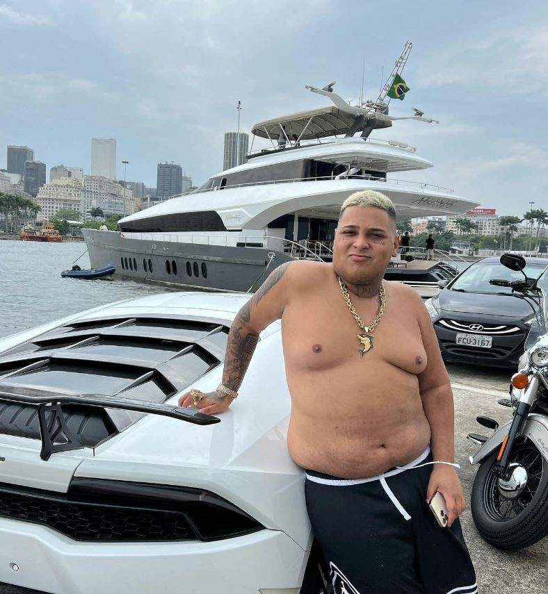 Após carrões na garagem, MC Ryan aumenta patrimônio e compra uma lancha personalizada: 'Novinho ...