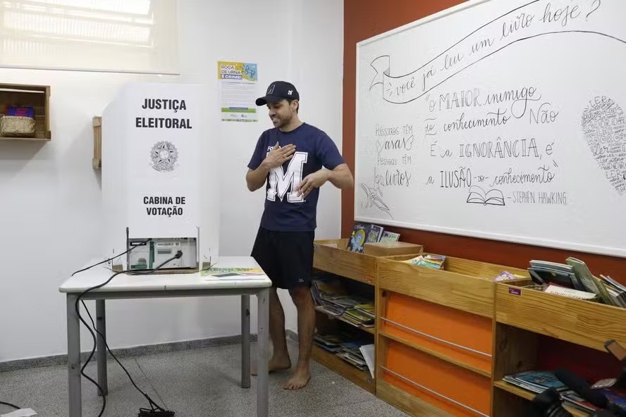 Candidato em SP, Marçal vota descalço e cita sertanejo Gusttavo Lima ...