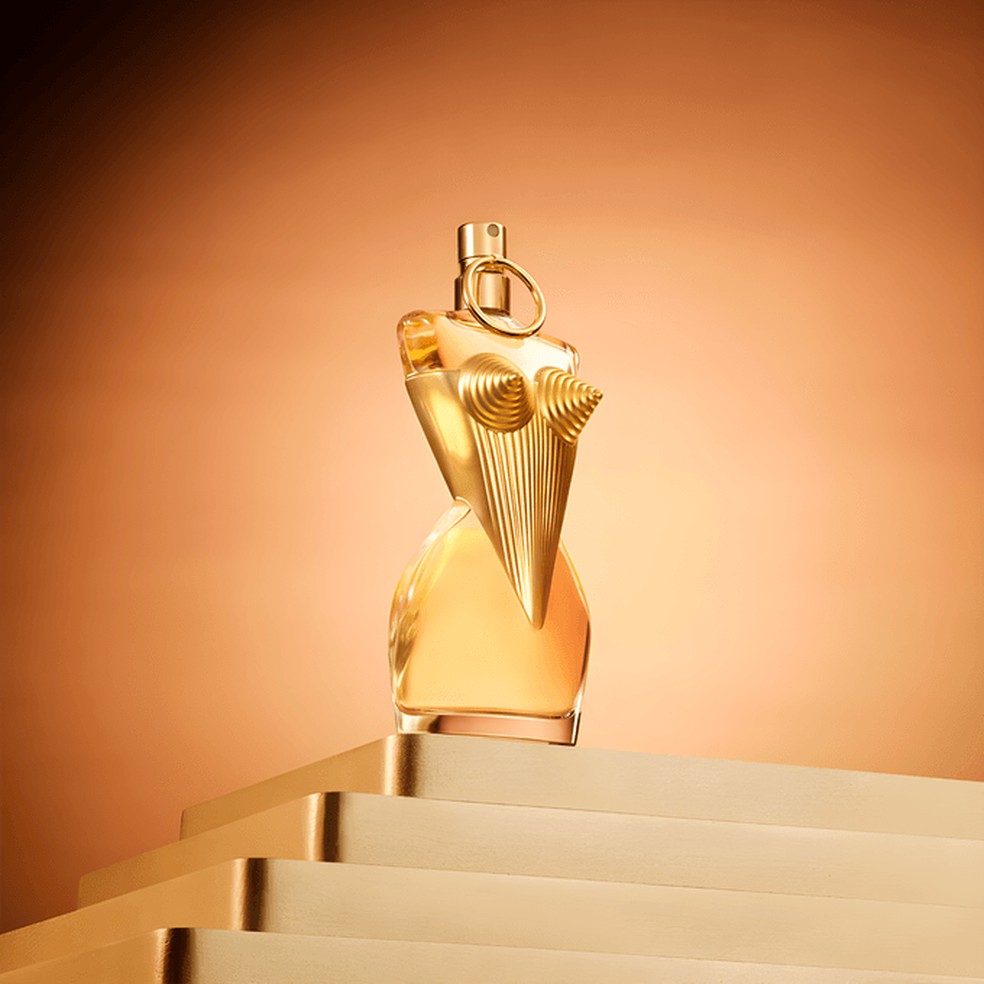 Lingerie à mostra, batom vermelho... Veja oito vezes em que Madonna reinou no universo da moda