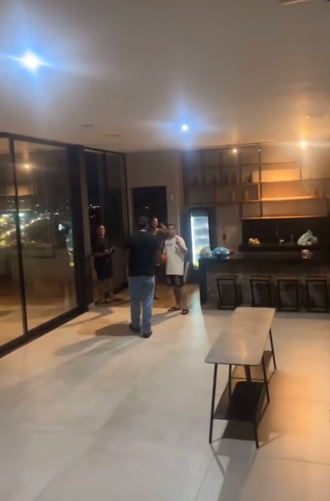 MC Oruam comemora sucesso de música em mansão com vista para o mar ...