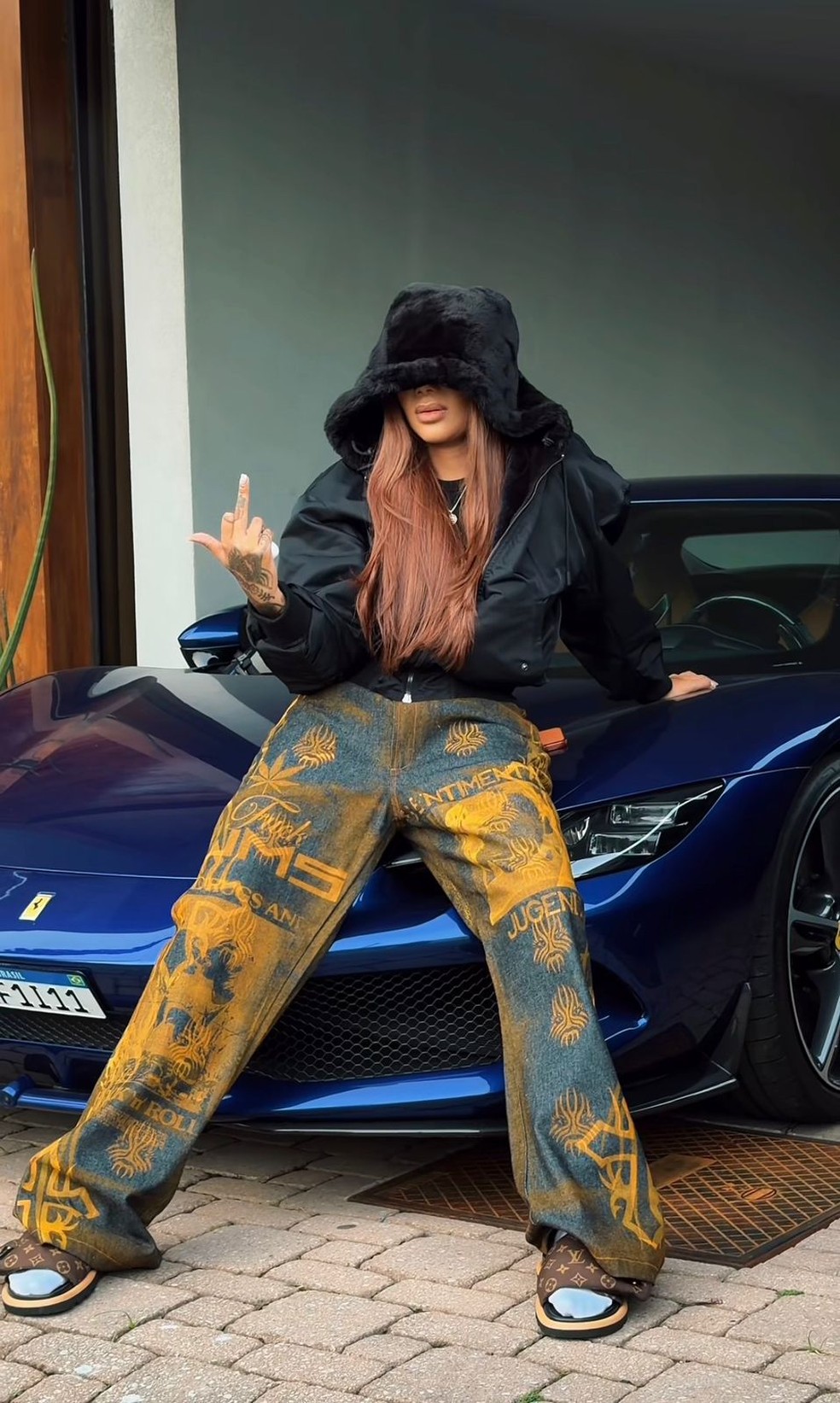 Uau! Ludmilla circula pelo Rio com novo carrão de R$ 5 milhões